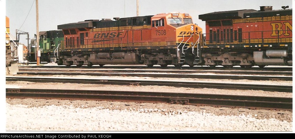 BNSF 7508 rests at the ready line.